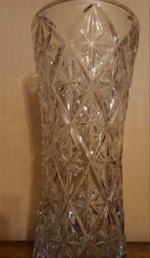 Старинный графин стеклянный и вазы хрустальные