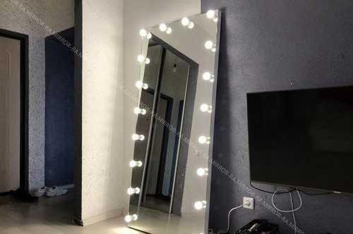 Напольное, безрамное зеркало с лампочками
