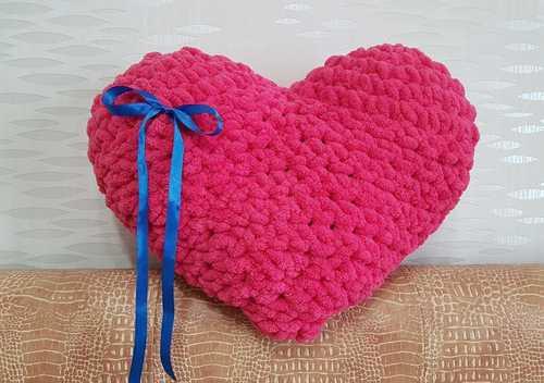 Подушка-сердце вязанная вручную декоративная