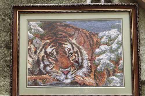 Тигр вышивка в рамке с паспарту