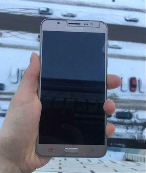 Телефон Samsung Galaxy J7 (2016)