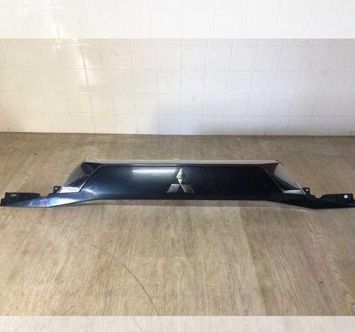 Накладка крышки багажника задняя Mitsubishi