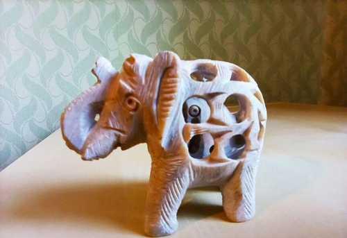 Сувенир слон в слоне из камня
