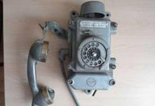 Старинный антикварный телефон
