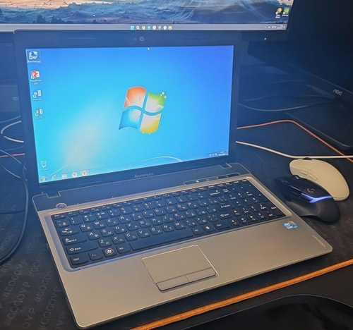 15.6" Lenovo IdeaPad Z560,SSD 128 гб, Core i3, RAM