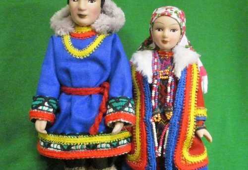 Куклы фарфоровые в хантыйских костюмах