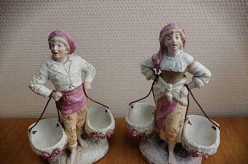 Фарфоровые статуэтки Парень и Девушка с корзинкам