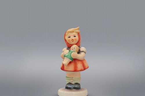 Статуэтка Девочка с куклой Goebel - 1026921