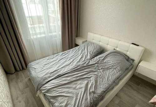 Кровать в белой экокоже