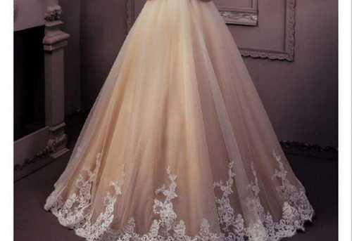 Свадебное платье со шлейфом 44