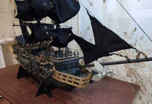 Модель корабля черная жемчужина