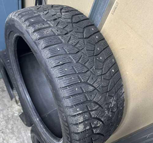 Bridgestone Blizzak Spike-02 235/45 R18 98T