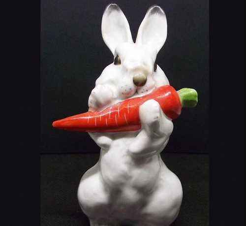 Статуэтка фарфоровая Заяц с морковкой, лфз