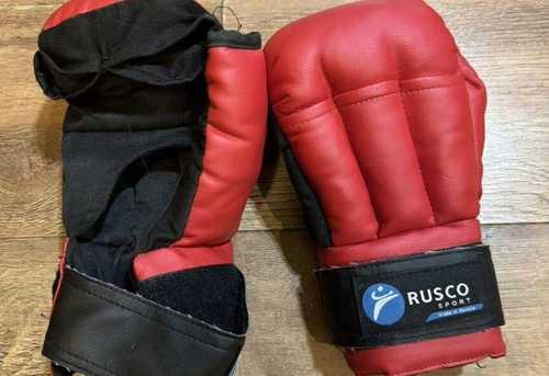 Боксерские перчатки и шлем рукопашный бой