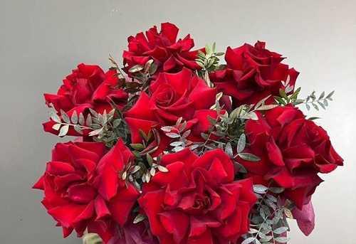 Красные розы букет в корзине ажурные большие