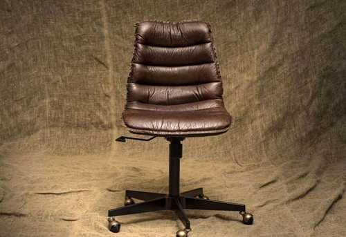 Кресло кожаное в офис