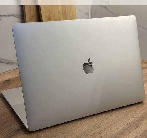 Macbook pro 15 2017 i7/Radeon Pro/16/256gb