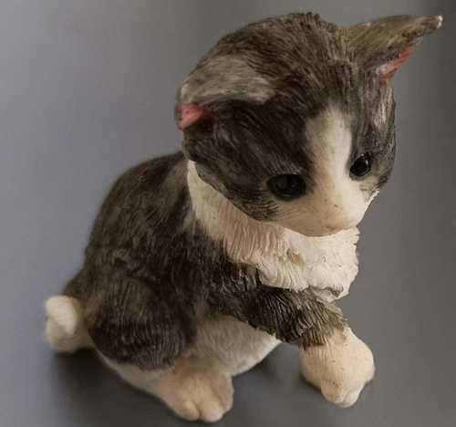 Фигурка котенка