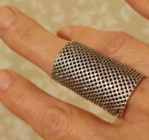 Продам серебряное кольцо безразмерное,17-19, неорд