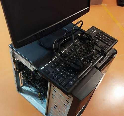 2 компьютера, 1 монитор и клавиатура