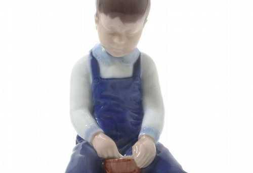Фарфоровая фигура Мальчик с ведерком. Bing & Grond