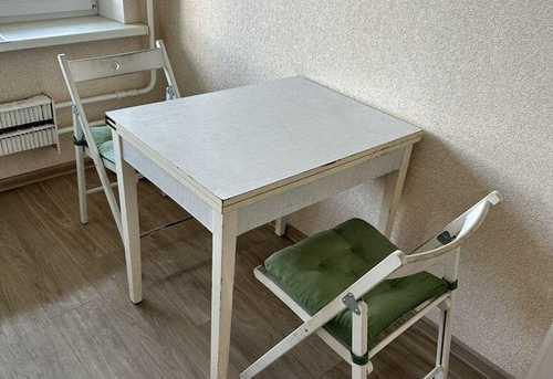 Стол и два складных стула белые