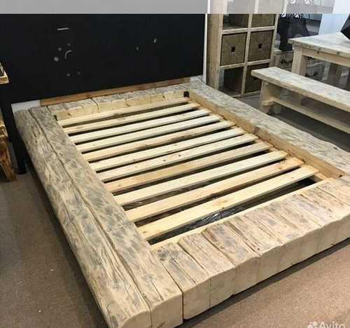 Кровать из старинных балок