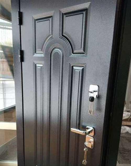 Морозостойкие двери с терморазрывом серого цвета