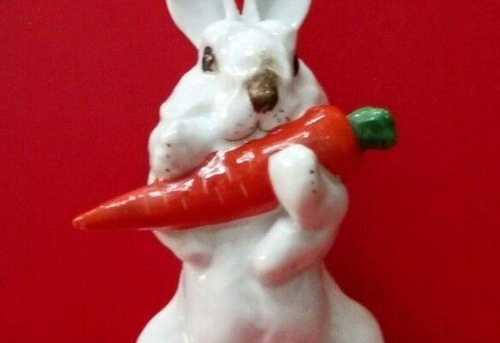 Фарфоровая статуэтка Заяц с морковкой лфз Склейка