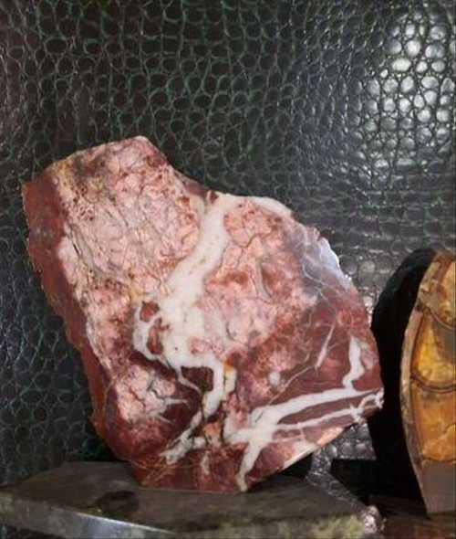 Яшма на подставке из малахита