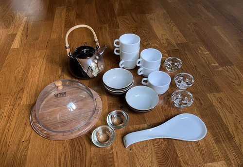 Кухонная утварь (чашки, чайник, подсвечники)