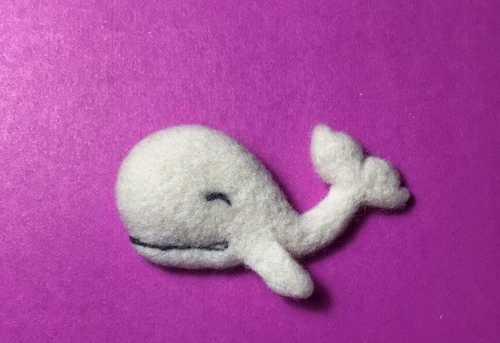 «Белый Кит» валяная брошь из шерсти