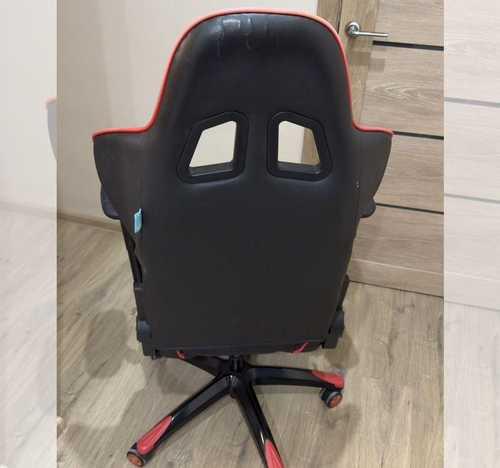Игровое кресло бюрократ со стальным караасом