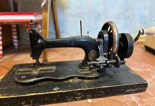 Старинная швейнная машина