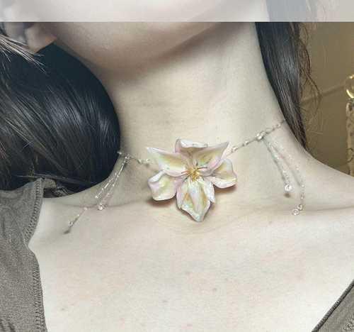Чокер с цветоком и каплями