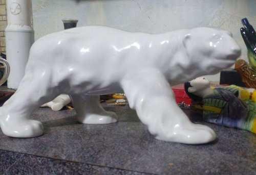 Фарфоравая статуэтка белый медведь