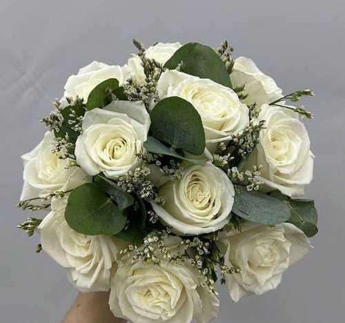 Букет невесты с пионовидными розами и лимониумом