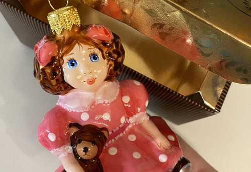 Елочная игрушка Девочка с куклой Ариель