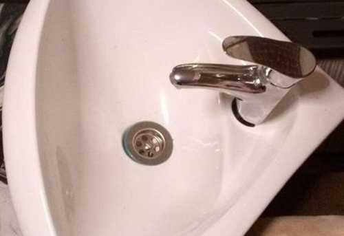 Раковина в ванную угловая со смесителем