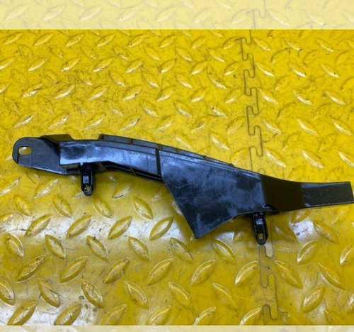 Кронштейн бампера передний правый Mitsubishi L200