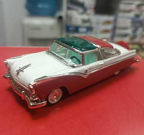 Ford Fairlane Crown Victoria 1:43 Signature