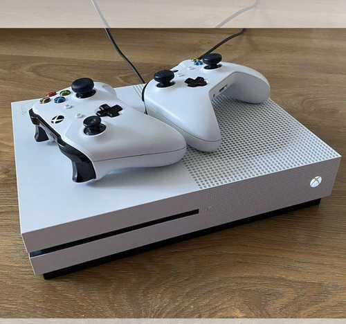 Xbox one s   2 геймпада