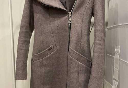 Демисезонное женское пальто 44 размер