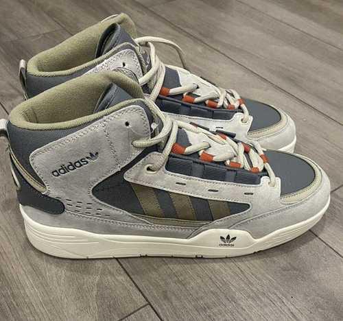 Новые зимние кроссовки adidas 46 размер