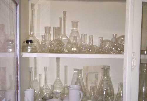Лабораторное стекло в большом количестве