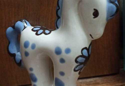 Фарфоровая статуэтка лошадка