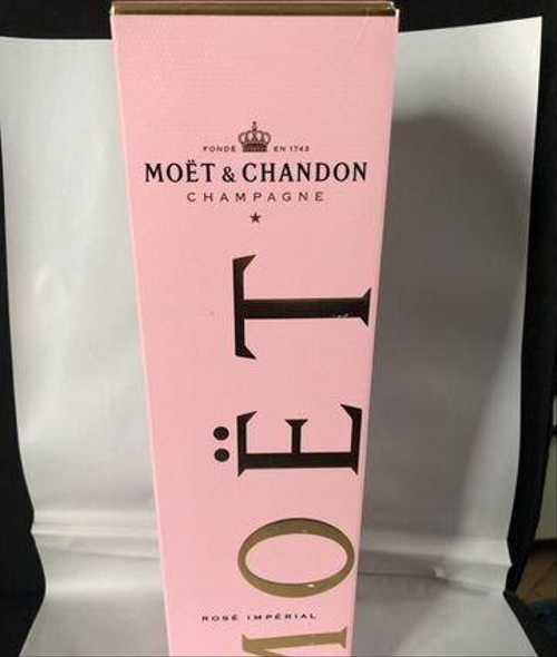 Коробка и бутылка из под французского шампанского