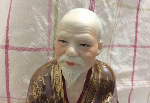 Фарфоровая статуэтка «Старик на камне», Китай