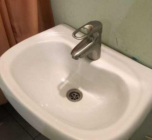 Раковина со смесителем для ванной с зеркалом