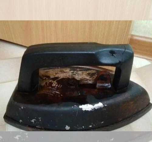 Чугунный утюг времен СССР